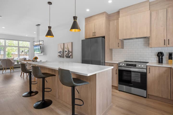 Ping Pong | King Bed | 3br | Garage| Ac | Backyard - Calgary