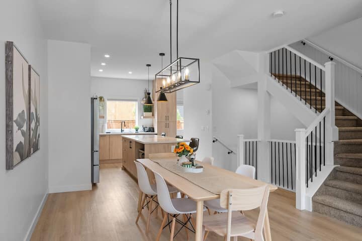 Ping Pong | King Bed | 3br | Garage| Ac | Backyard - Mount Royal University