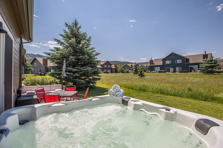 Private Hot Tub | Wood Burning Fireplace - Big Sky, MT