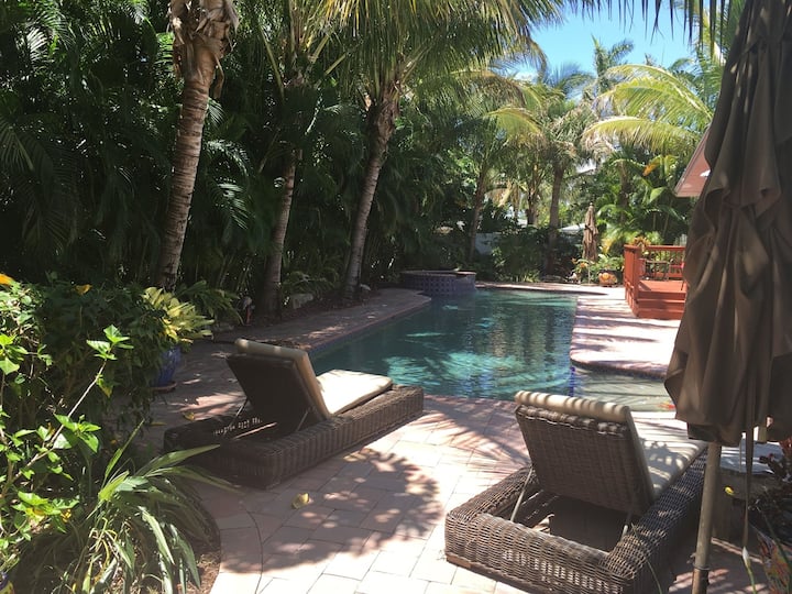 Walk To Beach And Village, Large Pool With Hot Tub - Siesta Key, FL