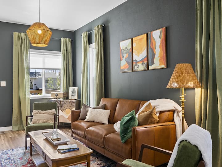 Beautiful 3br Home: Hot Tub, Easy Walk To Downtown - Loveland, CO