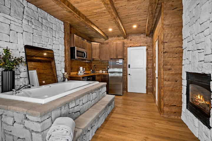 Coachman's Luxury Suite W/ Jacuzzi & Fireplace - Duluth, MN