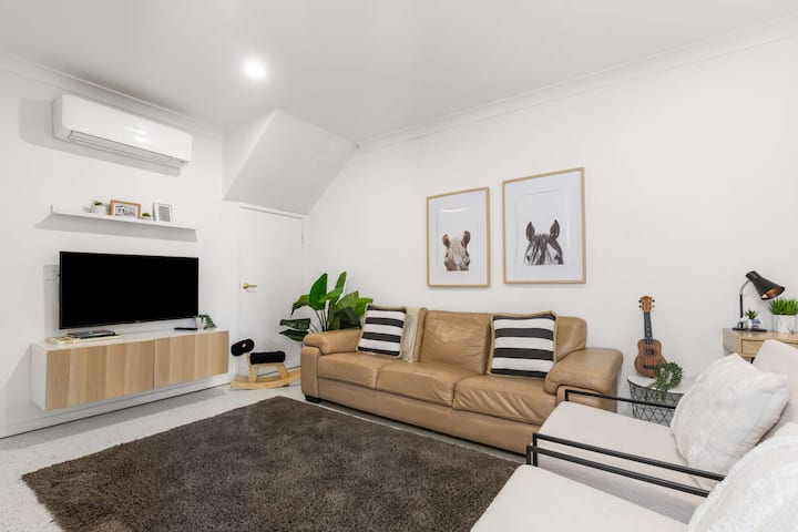 3-bed Coastal Escape With Horses & Beach Walk - Margate, Australia