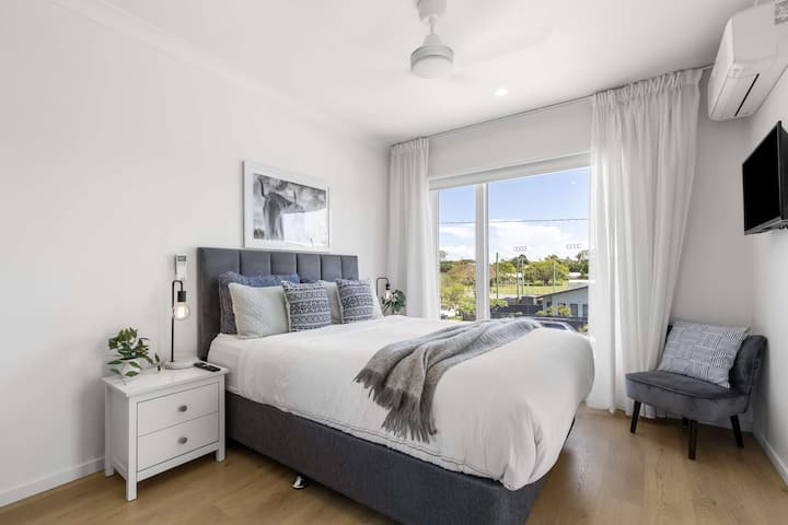 3-bed Coastal Escape With Horses & Beach Walk - Redcliffe