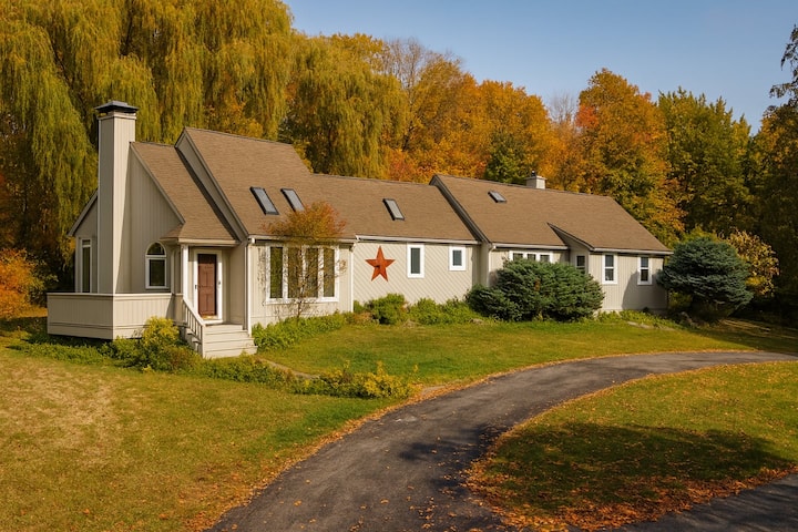 Large Villa: 5 Beds, 3 Baths, Firepit, Cozy Stay - Glens Falls, NY