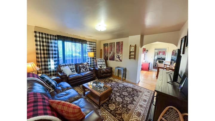 Gold Street Inn- Pet-friendly 3br + Hot Tub Option - Ironwood, MI