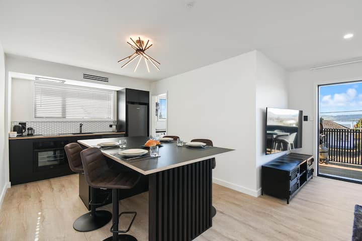 The Fairlady | Stylish & Warm With Lake Views! - Rotorua