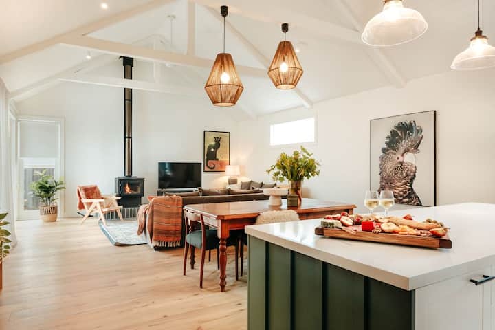 Dorothea- Stylishly Designed Home In Trentham - Trentham