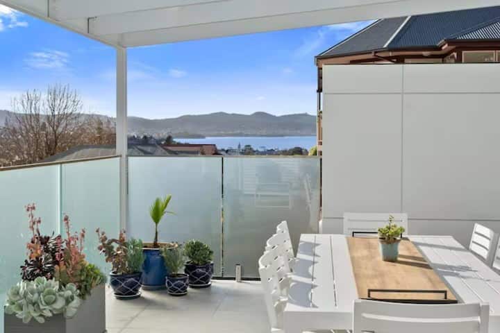 Lord Street Villa—spacious Comfort & River Views - Hobart