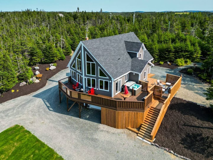 Cozy Fall Getaway | Hottub • Wood Stove • Fire Pit - Canada