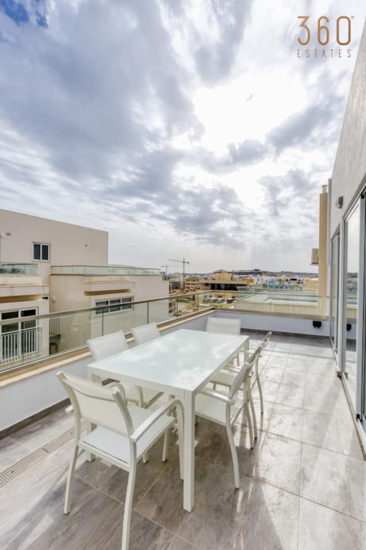 Seaside 2br Penthouse In Qawra With Large Terrace - Malta