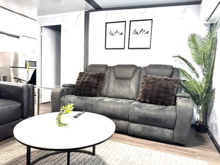 Overlooking A Park - A Sunny Escape - Blacktown