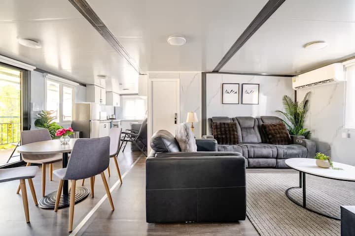 Overlooking A Park - A Sunny Escape - Penrith