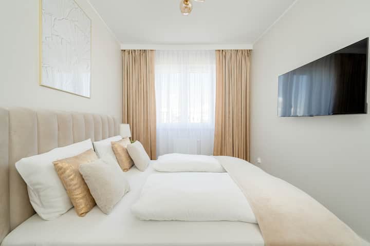Spacious Apartment With Balcony | Parking | Close - Wrocław