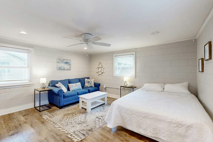 Dog Friendly Cottage W/ Short Walk To Beach - Kure Beach, NC