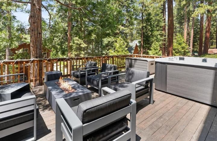 Beaver's Abode Hot Tub Game Room Deck - ノース・レイク・タホ, CA