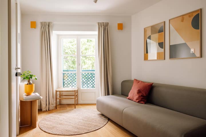 Alfama Regal Suites – Mustard - Santiago