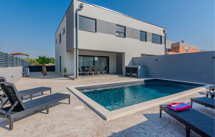 3 Bedroom Awesome Home In Vrsi - Nin