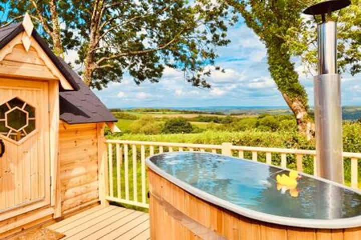 Romantic Cabin With Hot Tub & Exmoor Views - North Devon District