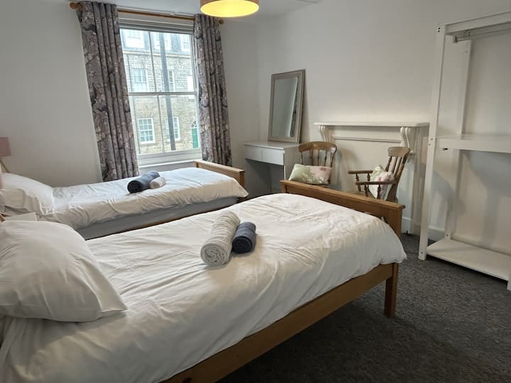 H.m.s. Lion. Twin Room-basic-private Bathroom - Bridport