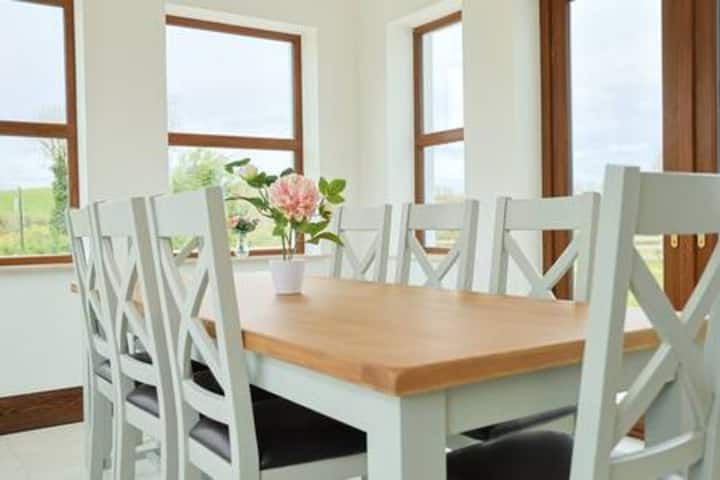 Dg Meadow View - Upper House · Elegant 7 - Donegal
