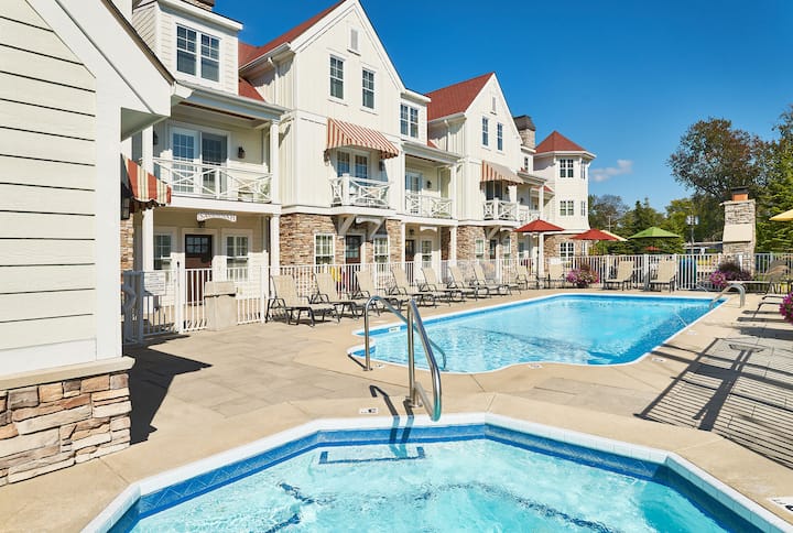 "The Bridgeport" Luxury Townhome, Pool, Hot Tub, G - Holland