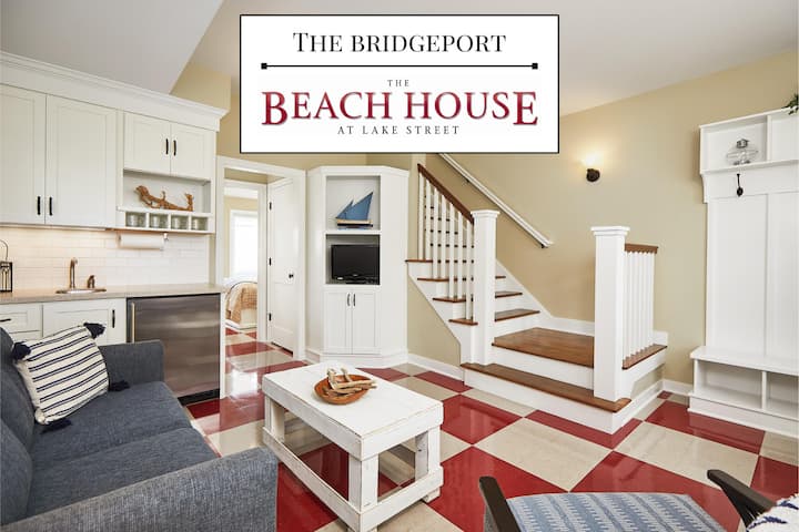 Beachy 2br + Loft Townhome Sleeps 8 | Pool, Hot Tu - Holland Tulip Time Festival