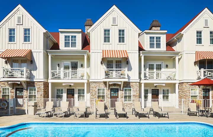 "Nantucket 5 Bedroom" Luxury Townhome, Pool, Hot T - Holland, MI