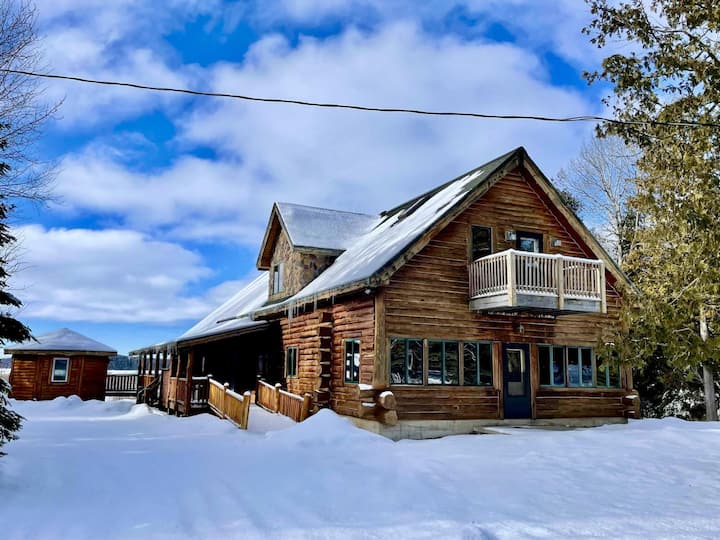 Paw Point Lodge On Drummond Island - Drummond, MI