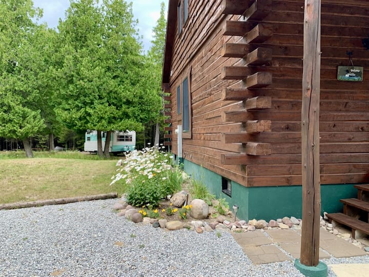 Loon Loft With The Loonlet Vintage Camper On Drummond Island - Drummond, MI