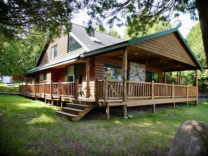 Shore Thing With Bunkhouse On Drummond Island - Drummond, MI