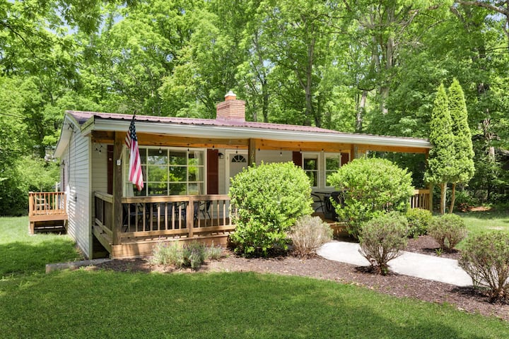 River Access Cabin W Hot Tub, Grill, Firepit, Wifi - Rileyville, VA