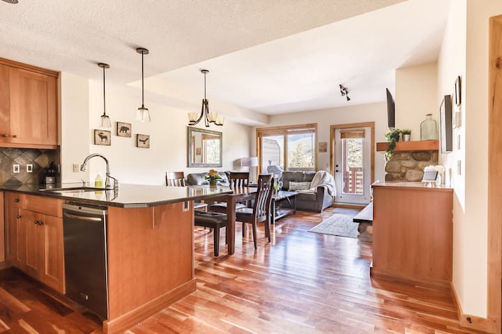 Creekside At Rundle Cliffs Lodge - Canmore