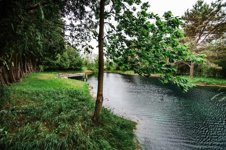Modern Pondside Retreat W/ Hot Tub - Charlevoix, MI