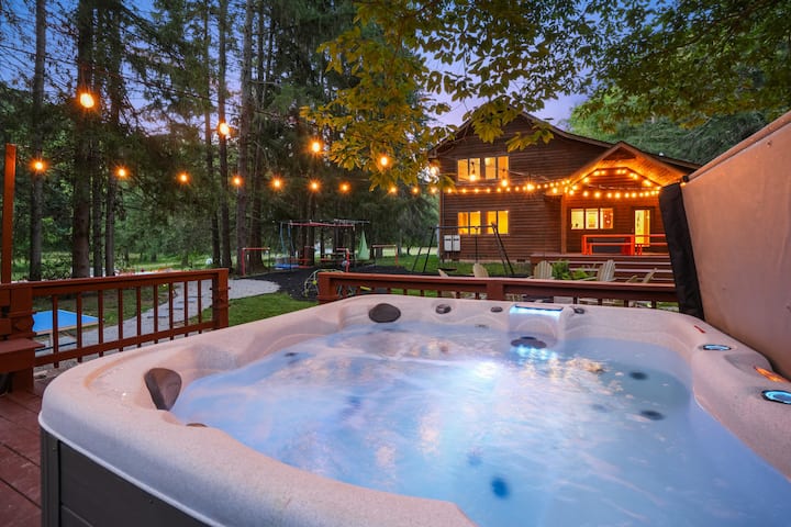 Colorful Cabin- Fun & Games, Pickleball, Hot Tub - Hocking Hills State Park, OH