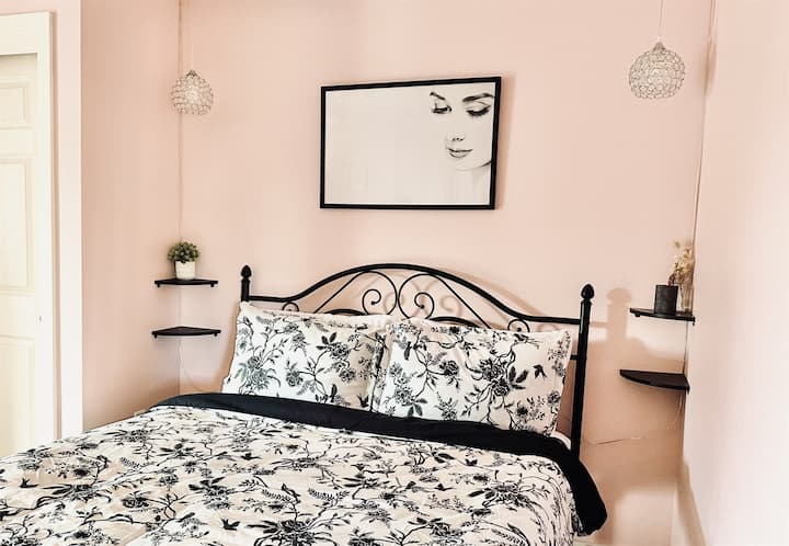 Audrey- An Ode To An Icon - 세일럼