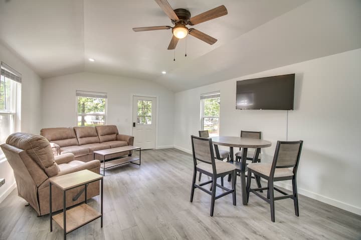 Walk To Lake: Cozy Grove Cabin W/ Fire Pit - Grove, OK