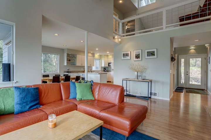 Fir Mountain Escape - Views, Hot Tub, Modern - Mount Hood, OR