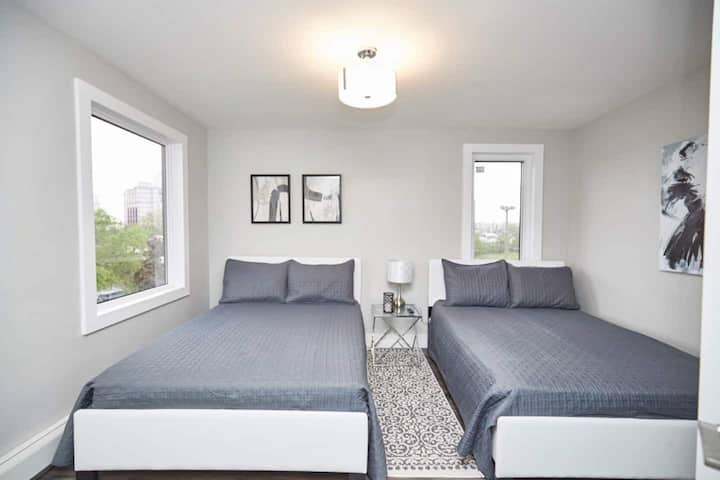 Clifton Hill Hideaway 3a - Two Bedroom Condo - Niagara Falls