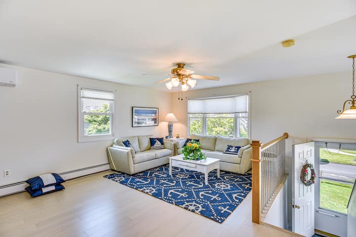Coastal Home: 1 Mi To Beach, 2 Mi To Dtwn Newport! - Newport, RI