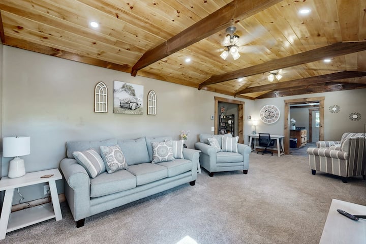 3br Home With Patio Near Downtown - Morganton, NC