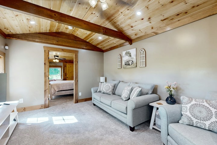 Charming Home W/ Patio Near Downtown! - モーガントン, NC