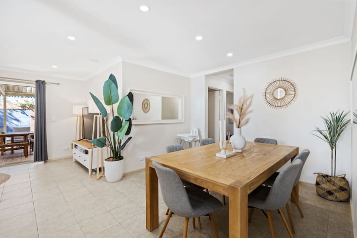 Rivervale Family Retreat-optus,river,shops,crown - Perth