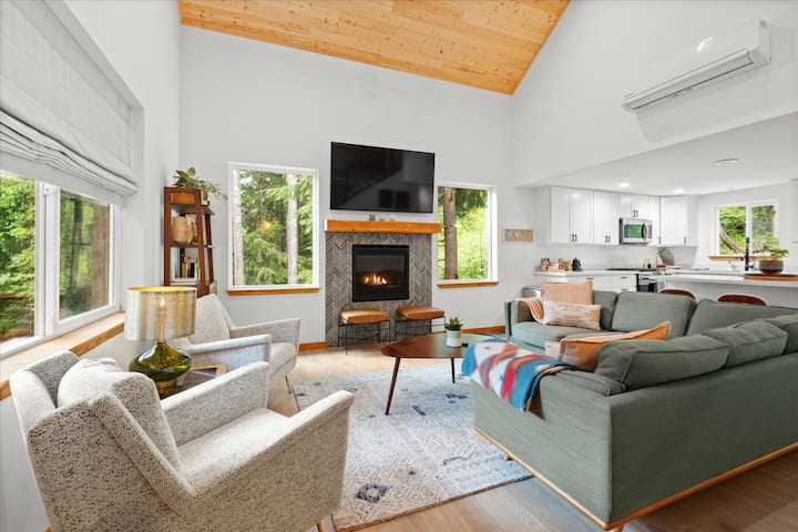 Serenity Nest Cabin W/ Hot Tub & Ac, Pet Friendly! - Ashford, WA