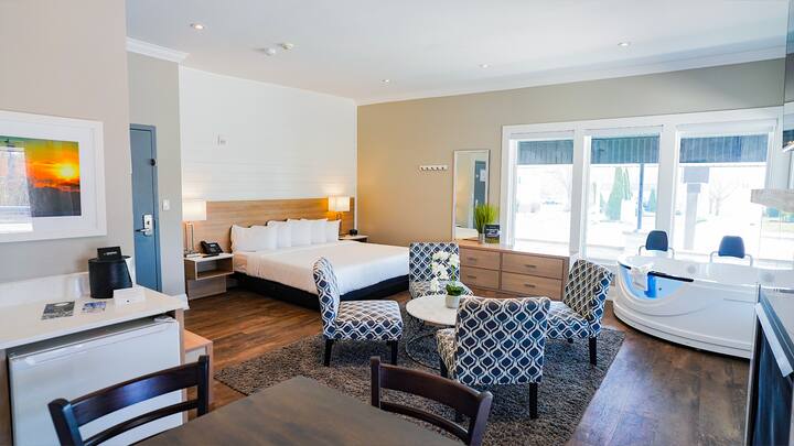 Colonial Hotel & Suites - Executive Jacuzzi Suite - Grand Bend