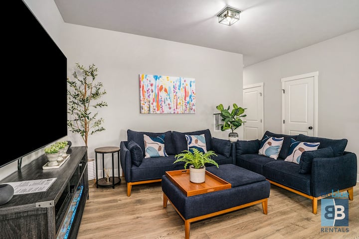 Cozy Blue: Sleeps 8. Indoor/outdoor Pool & Hot Tub - South Haven, MI