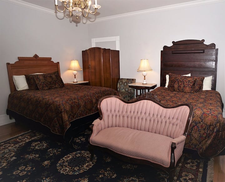 03) Luxury 2 Queen Beds - Paducah, KY
