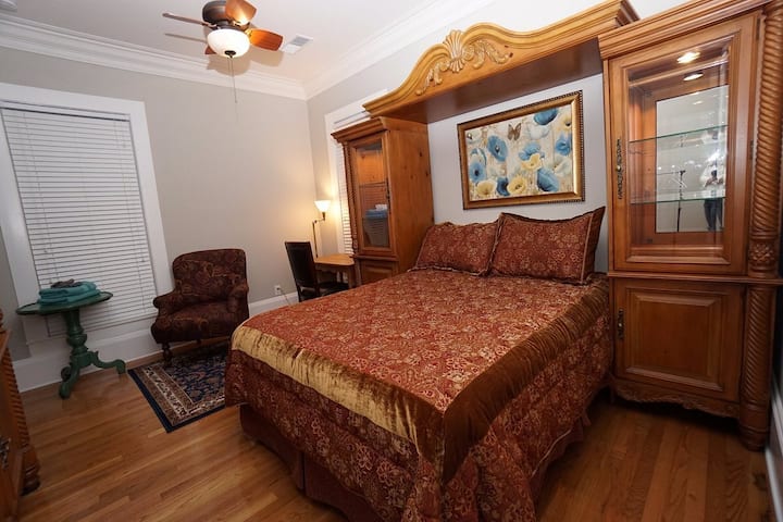 06) Luxury Queen Balcony W Rocking Chairs - Paducah, KY