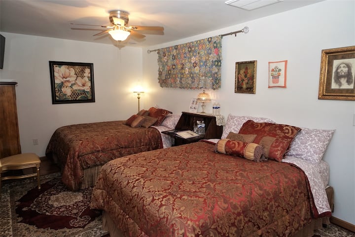 10) Luxury 2 Queen W Lounging Chairs On Deck - Paducah, KY