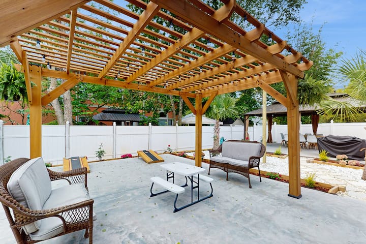 Spacious 5br W/ Patio & W/d Near Beach - Navarre, FL